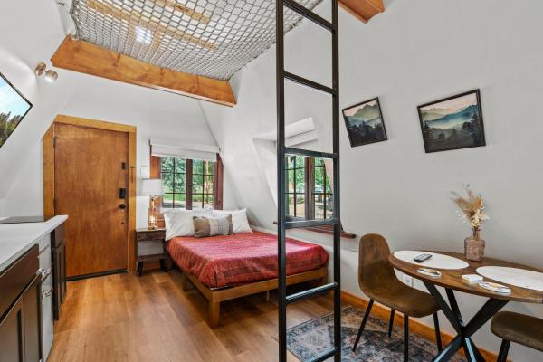 Timber Lodge Cabin 15 - Colorado Springs, CO