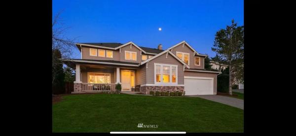 Bright Room Workspace Quiet Sammamish Home With Share Living Room - Bellevue, WA