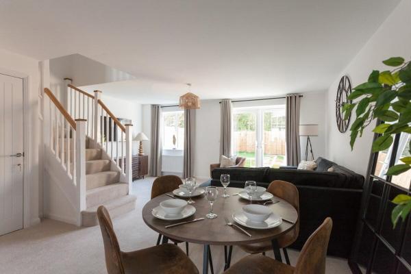 Runcorn Spacious Modern 3 Bedroom House, 4 Beds, On Site Parking, Long Stay Deals - Warrington