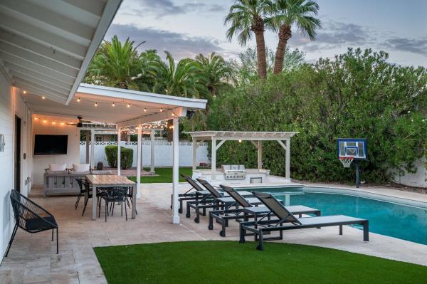 Modern Retreat With Pool Fire Pit Outdoor Living - Scottsdale, AZ