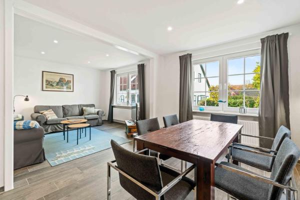 Susanne, Zentrales Ferienhaus Mit 2 Schlafzimmern, Terrasse, Hund Willkommen! - Greetsiel