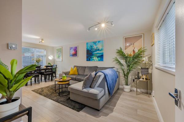 Modern Comfort, Free Parking, Netflix & Disney Plus In Every Bedroom And Living Room - Stevenage