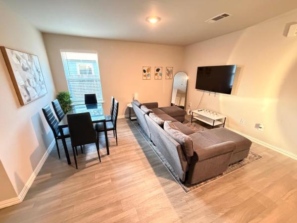 Modern Home With Spacious Yard In Houston - Houston, TX