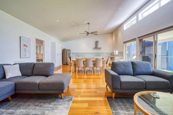 523 By The Sea - Broadwater