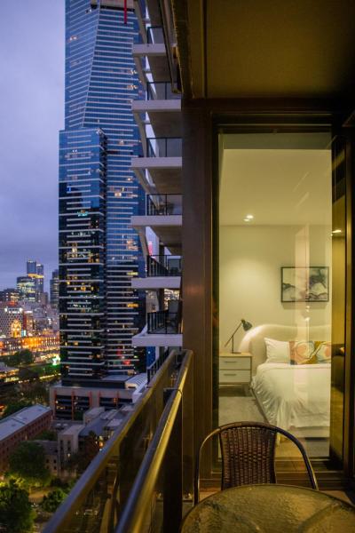 Balcony, Free Parking, Workspace, Shared Pool & Gym - Melbourne