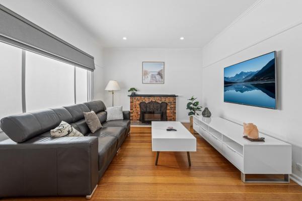 Spacious 3-bed With Outdoor Dining Near Airport - Melbourne