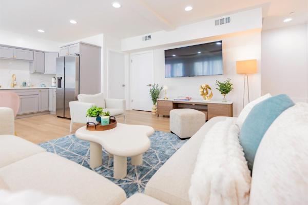 Luxury House 3-level 4-bedroom, Free Parking And Patio - Los Angeles, CA