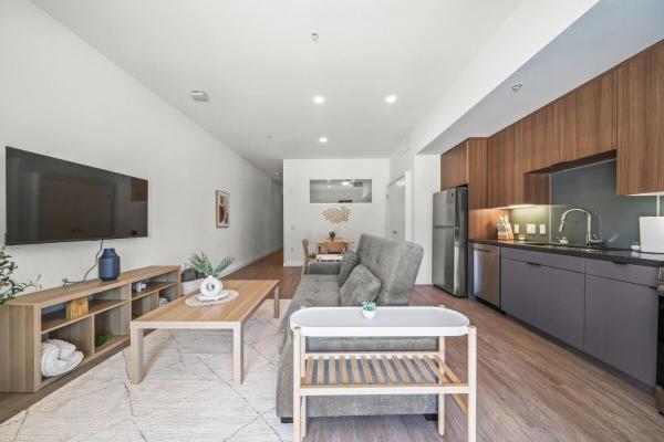 Stylish Condo Mins To Shoreline - Long Beach, CA