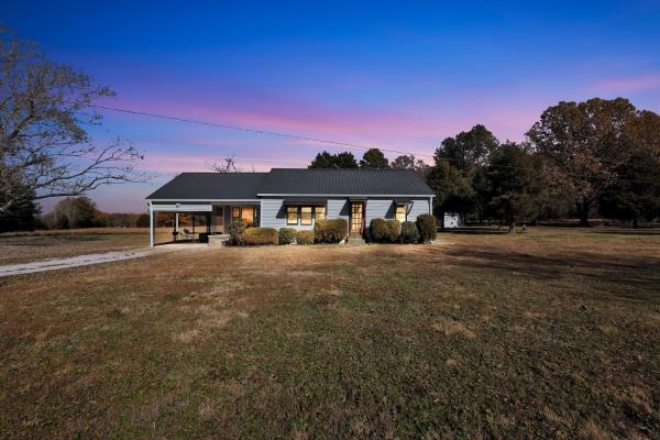 Cozy Country Retreat - Hot Tub, Fire Pit & Guitars Home - Greenfield, TN