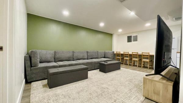 Cozy Modern 2br In Millcreek Tempurpedic Beds 83 Inch 4k Tv 10 Min To Slc Mountains - Salt Lake City, UT