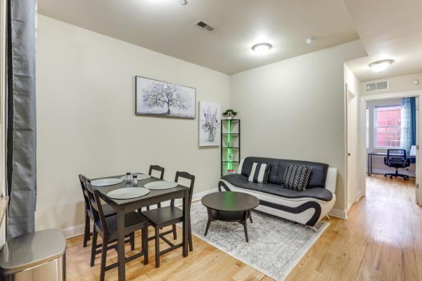 Walkable Philly Rowhouse Near Public Transit! - Chestnut Hill, PA