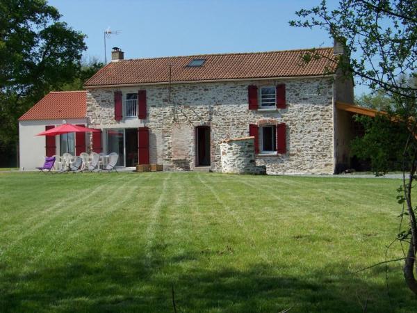 Maison Rénovée En Pleine Campagne Avec Terrain, Terrasse Et éQuipements Familiaux - Fr-1-426-157 - Vendée