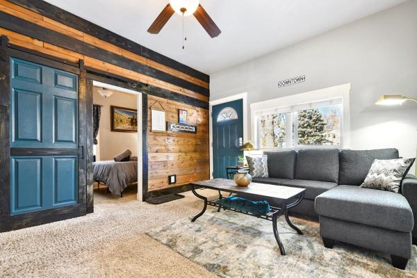 Cozy Downtown Retreat With Private Yard, Fire Pit, Queen Suite, Full Kitchen, Office Space, Fast Wifi, And Easy Walk To Restaurants And Local Trails - Colorado Springs, CO