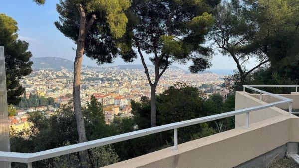 Superbe Appartement Spacieux Avec Vue Dégagée - Nice