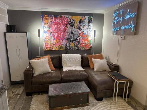 1br Condo Near West 7th, Pool, Hot Tub, Bbq Sleeps 4 - Jacob's Neon Pearl - Rivercrest Drive – Fort Worth