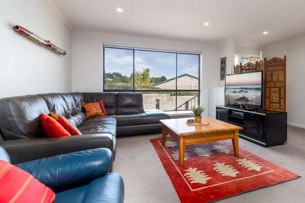 Spacious And Restful Holiday Home With Backyard - Canberra