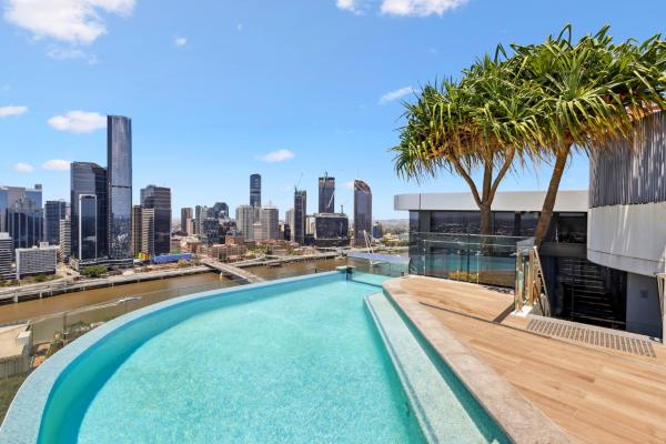 Chic 2-bed With Rooftop Pool Overlooking The City - Milton