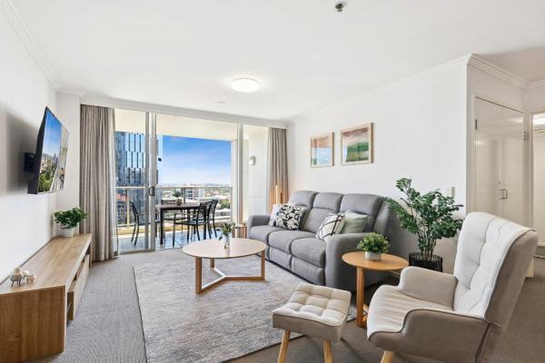 2-bed City Abode With Swimming Pool Gym & Views - Ascot