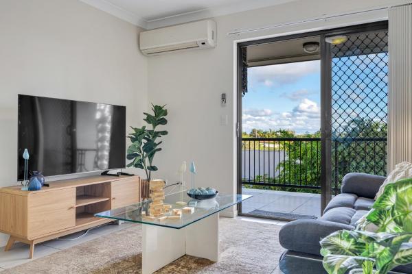 Bright 2-bed With Private Balcony & Serene View - Brisbane