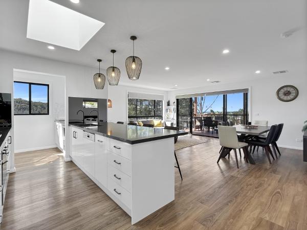 Chic 4-bed With 3 Living Areas & Alfresco Dining - Batemans Bay