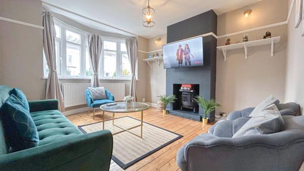 Promo Rate - New Malden 3bdr House With Garden & Free Parking Near Raynes Park, Kingston Upon Thames & Wimbledon By Nournest Apartments - Epsom