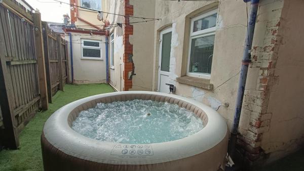 Peaceful Hideaway With Hot Tub & Private Garden - Barry