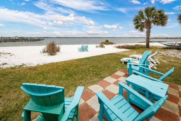 Seascape Private Waterfront Home - Navarre Beach, FL