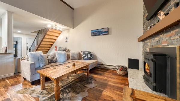 Crystal Pines Cozy Lake Tahoe Escape With Fully Equipped Kitchen And Balcony Views - North Lake Tahoe, CA