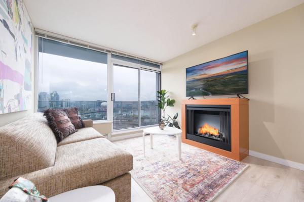 Modern Condo In Central Location With Pool Sauna & Jacuzzi - Vancouver