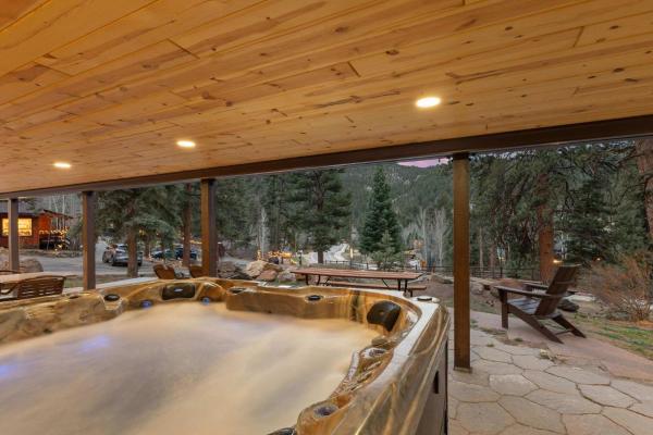 Cabin 12 - Spacious & Updated -Hot Tub & King Beds - Estes Park, CO