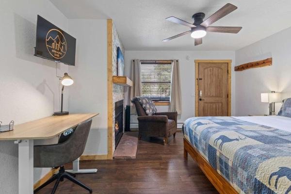 Cabin16 - King Bed Kitchenette & Bath - Estes Park, CO