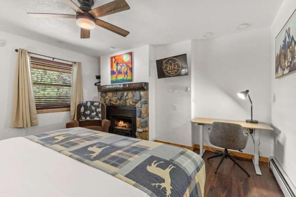 Cabin 18 - King Bed Mountain Views Hotel Style - Estes Park, CO