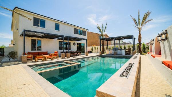 Stylish Home W Pool Firepit Scenic Outdoor Living Casa Mirage By Avantstay - Coachella, CA