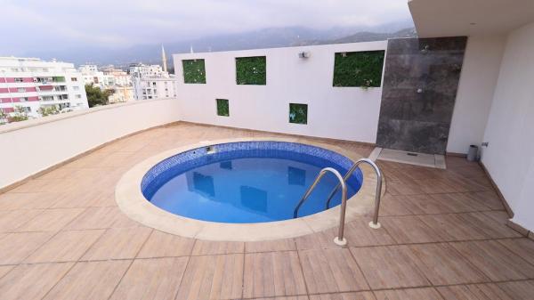 Girne Merkezde Geniş Teraslı Havuzlu Daire - Cyprus