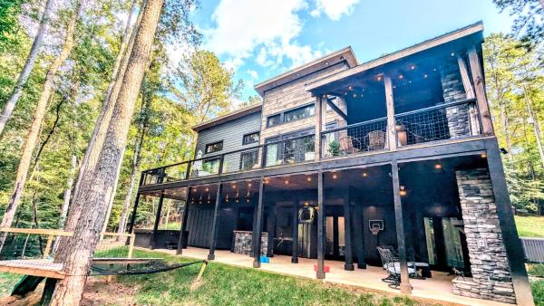 Creekside Cabin, 2 Masters, Bunkbed, Kid & Pet Friendly, Hottub, Zipline, Games, & Multiple Fireplaces - Ellijay, GA