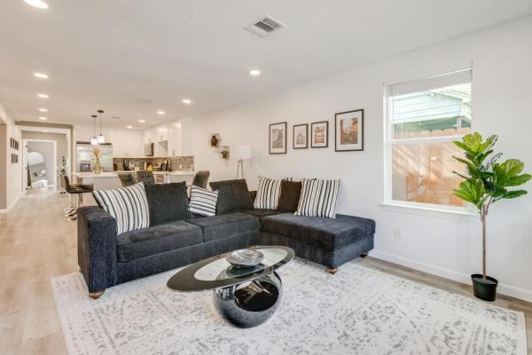 Updated Home With Hot Tub In Houstons Northside! - Houston, TX