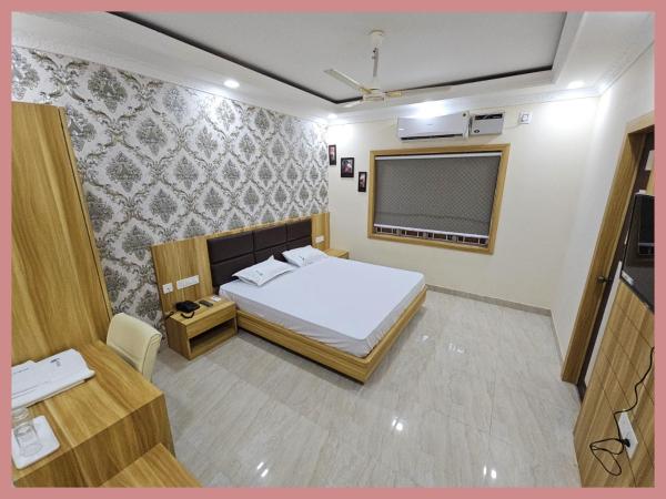 Chaitanya Vihar, Meraden Nv Residency Near Prem Temple And Bankey Bihari Temple And Premanand Maharaj - Free Wi-fi -Parking And Restaurant Facilities - Fully Air Conditioning Luxuary Room - Vrindavan