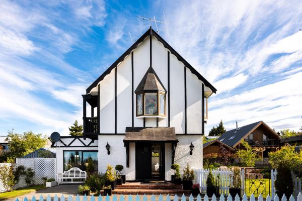 Tudor Rose - Lake Tekapo