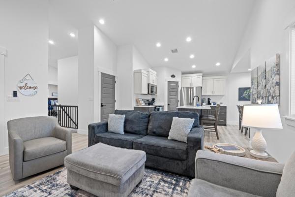 Peaceful Idaho Falls Stay Fire Table Sleeps 8 - Idaho Falls, ID