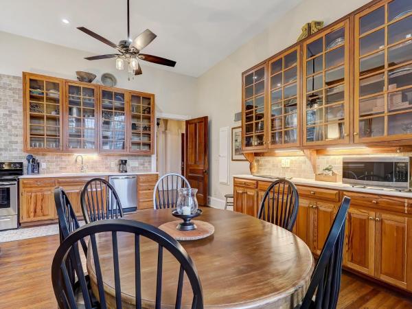 Parlor On Lafayette - Savannah, GA