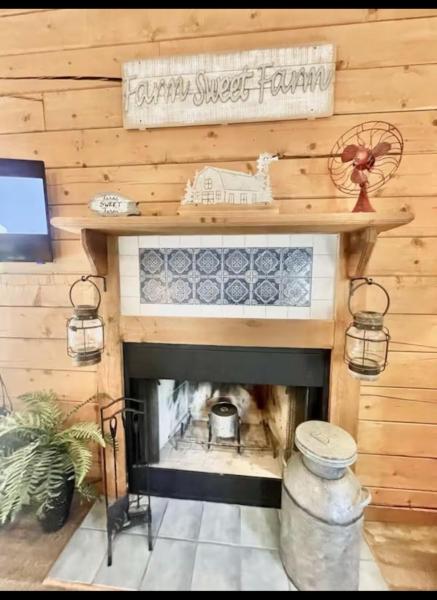 Cozy Rustic Cabin! 3 Miles From The Strip! - Branson, MO