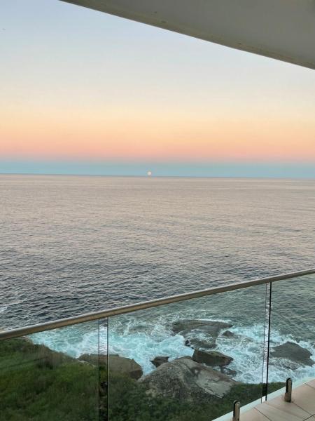 Beach Front Summer At Bondi Beach - Coogee