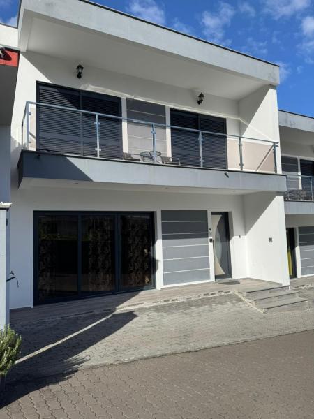 E - Beautiful 2 Bedroom Terraced Home - Madeira