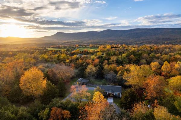 Shenandoahescape~hottub~outdoorcinema~dogfriendly - Luray, VA