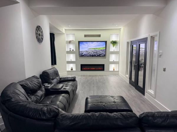 Luxury Home 5 Bedroom 3 Bathroom Games Room Parking - Newport