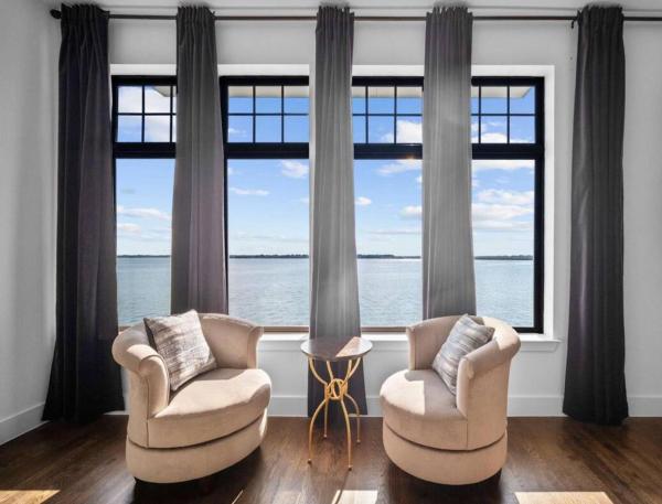 Luxury 3 Bedroom Waterfront Home Near Dallas - Garland, TX