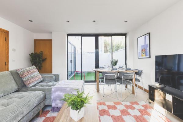 Tavistock Mews By Artsy - Leyton