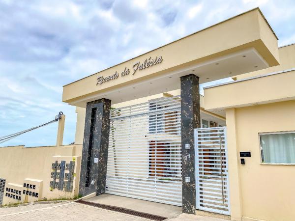 Casa Duplex Com 3 Quartos, Sendo 2 Suítes A Aproximadamente 1200m Da Praia De Taperapuã, Condomínio Com Vista Espetacular Para O Mar. - Porto Seguro