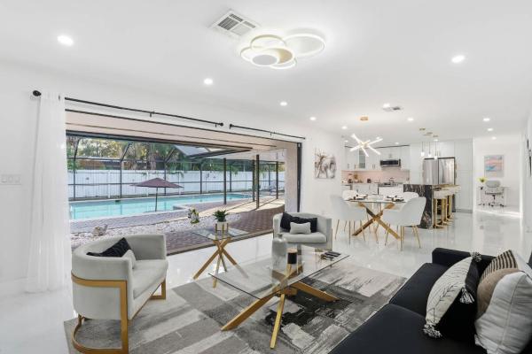 Remodeled Close To Beach With Private Pool - Vineyards, FL