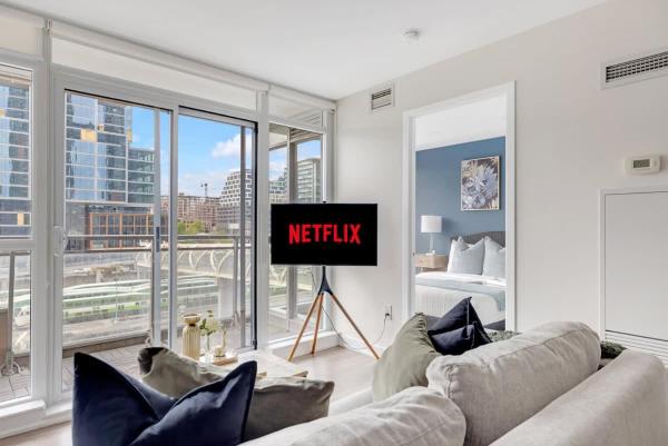 Modern 3br Condo Heart Of Entertainment District - Toronto, ON